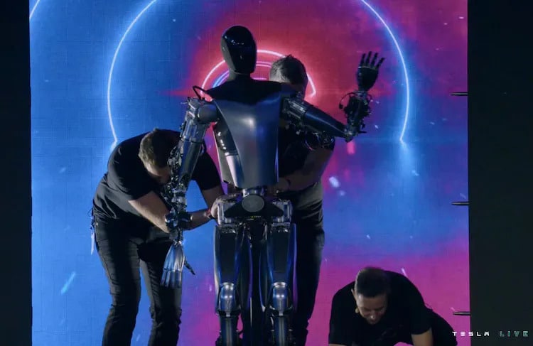 Tesla Optimus : le « soulèvement des machines » n'est pas pour tout de ...