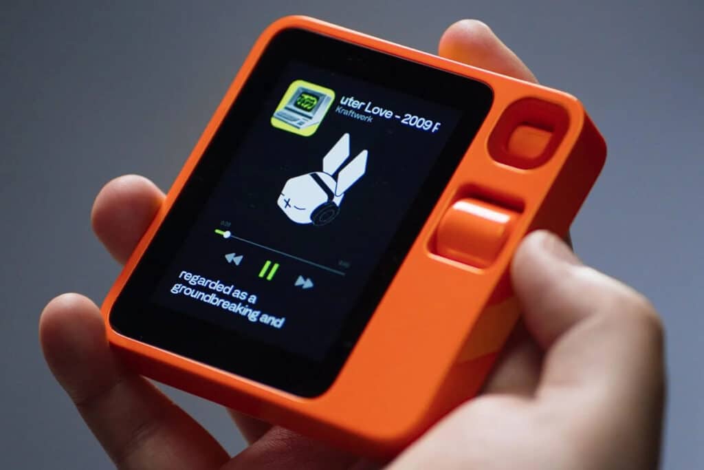 Rabbit R1 : le boîtier IA à 200€ qui va remplacer votre smartphone